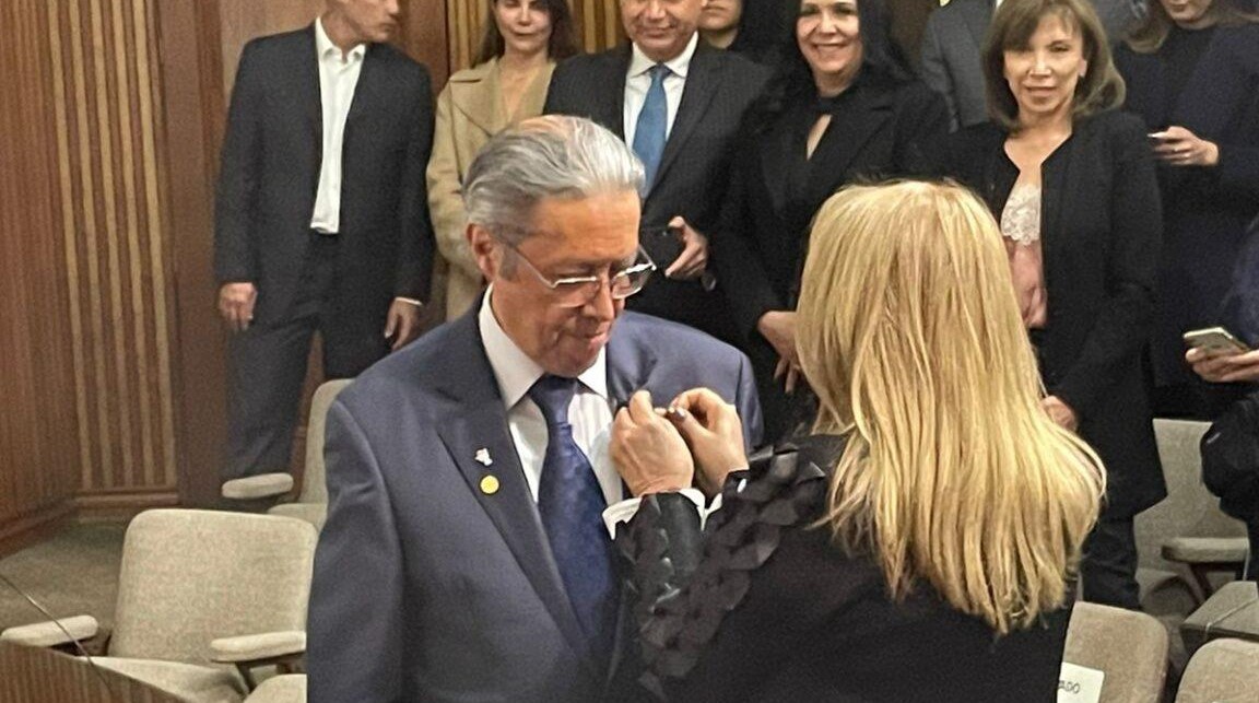 Un médico anestesiólogo es designado como miembro de la Academia ...